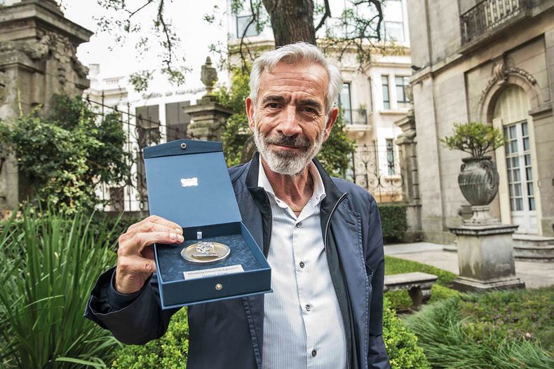 Imanol Arias recibió la medalla Delmira Agustini por su extensa ...