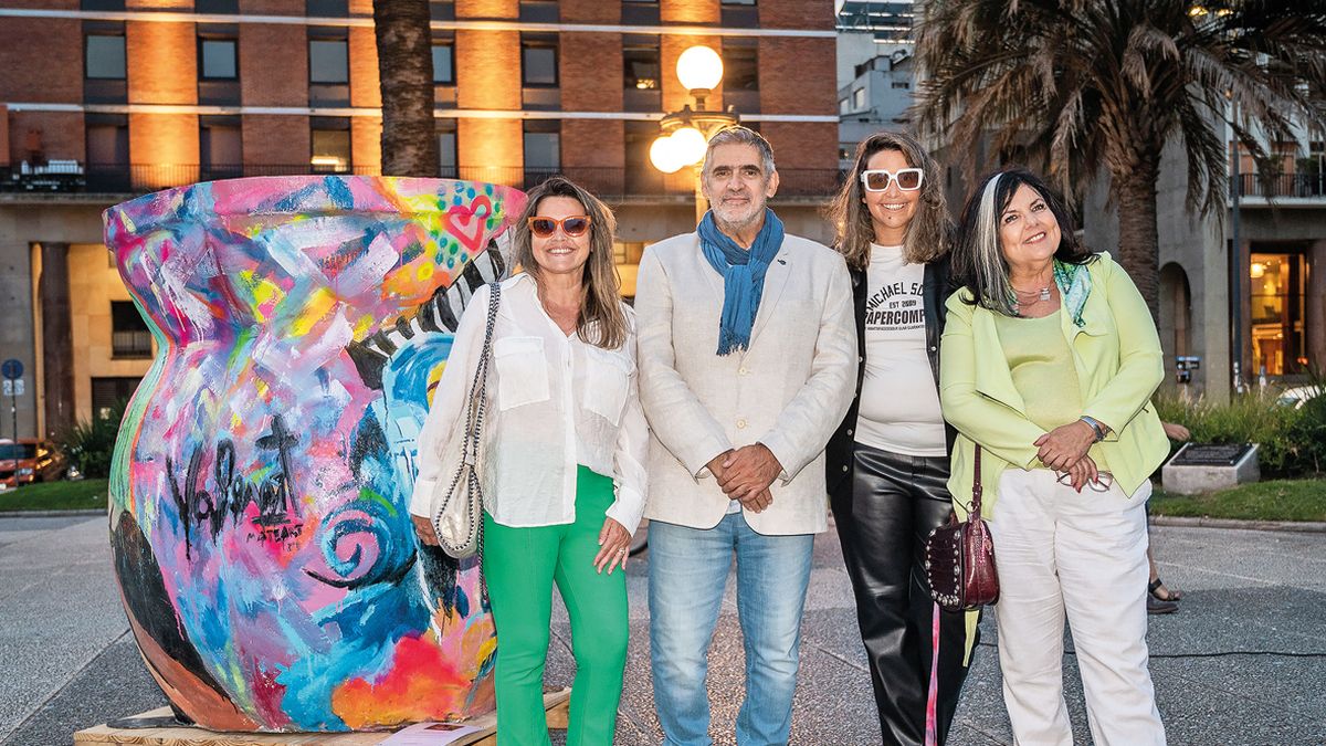 Sobre la plaza Independencia fue la inauguración de Mate Art Gallery