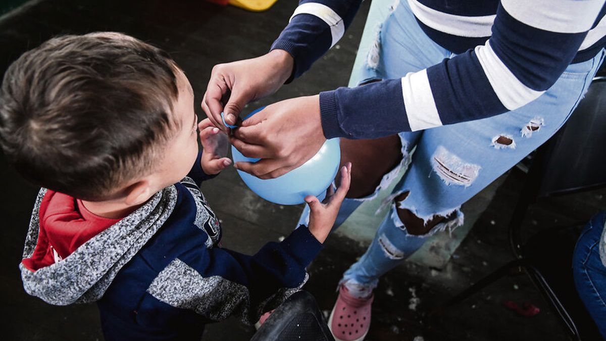 Se amplió la brecha entre hogares pobres biparentales y los monoparentales