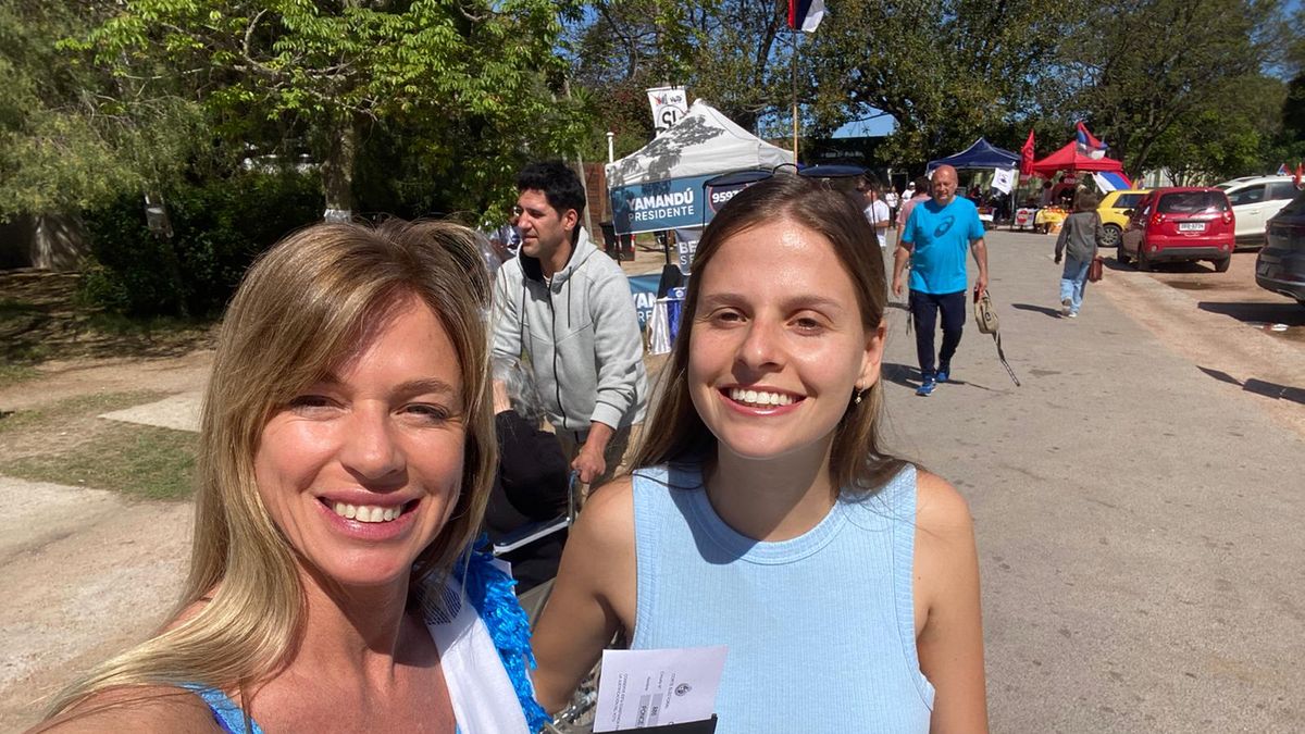 Lorena Ponce de León acompañó a sus hijos a votar por primera vez