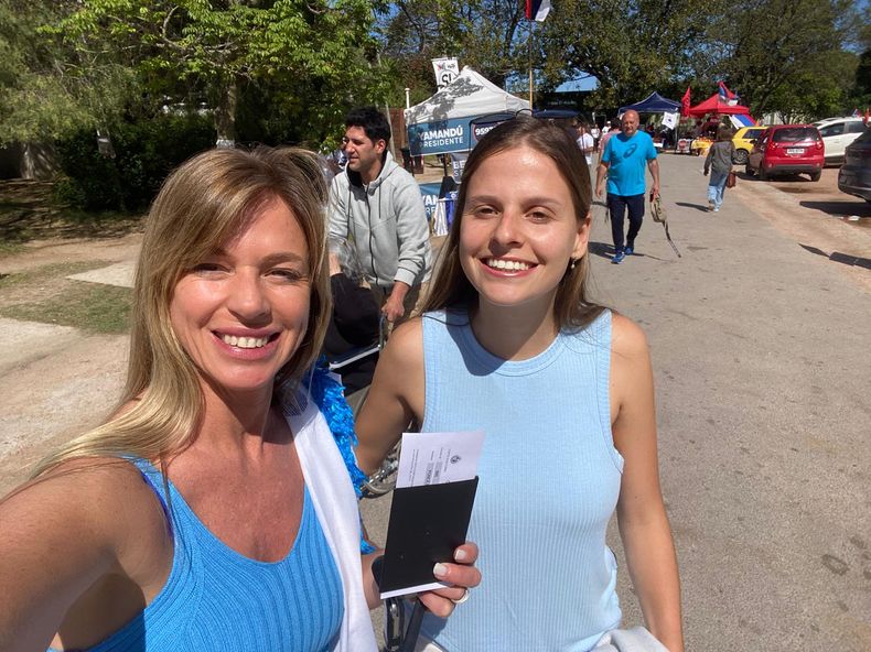 Lorena Ponce de León acompañó a sus hijos a votar por primera vez