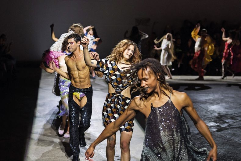 Desfile de Naomi Campbell y una pasarela convertida en pista de baile: así fue la Semana de la ...